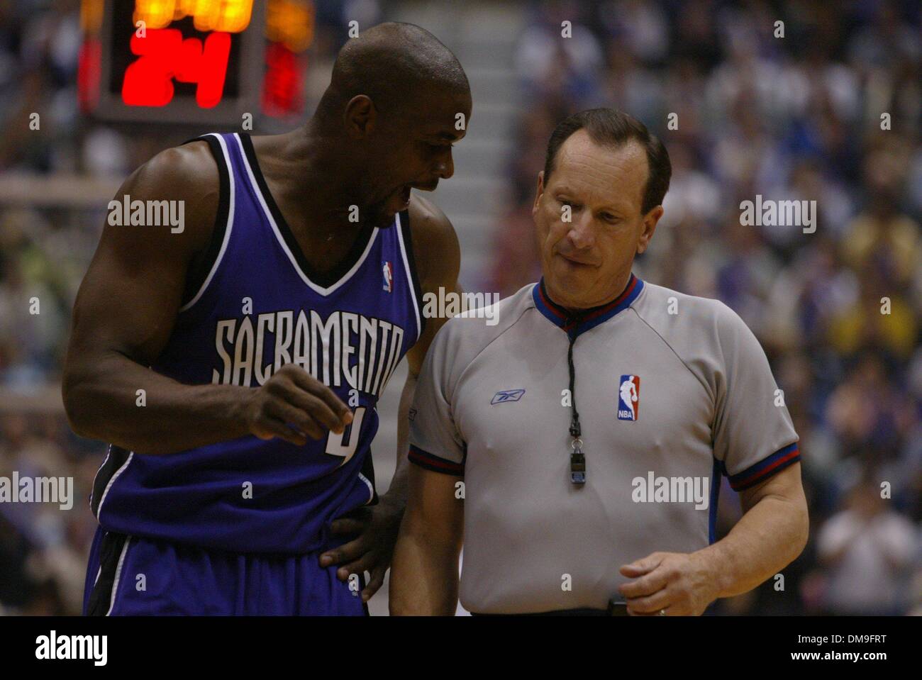 Chris Webber tries to make his point with Ron Olesiak in the first ...