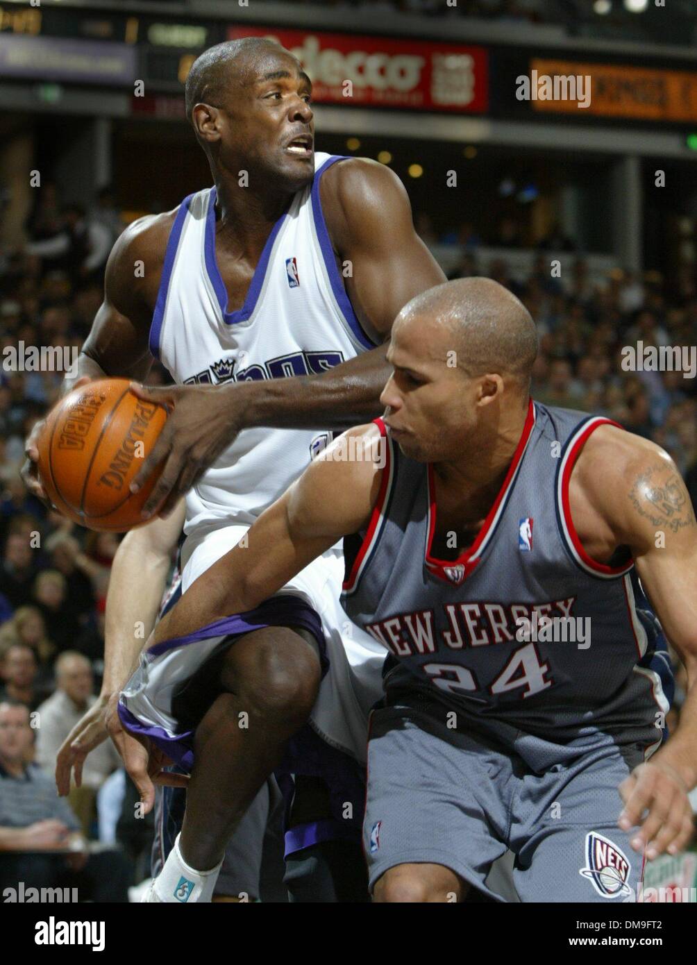 Chris Webber drives to the basket and looks to pass as #24 for New ...