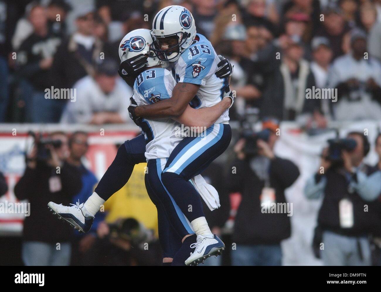 Titan WR Drew Bennett jumps into the arms of WR Derrick Mason after ...
