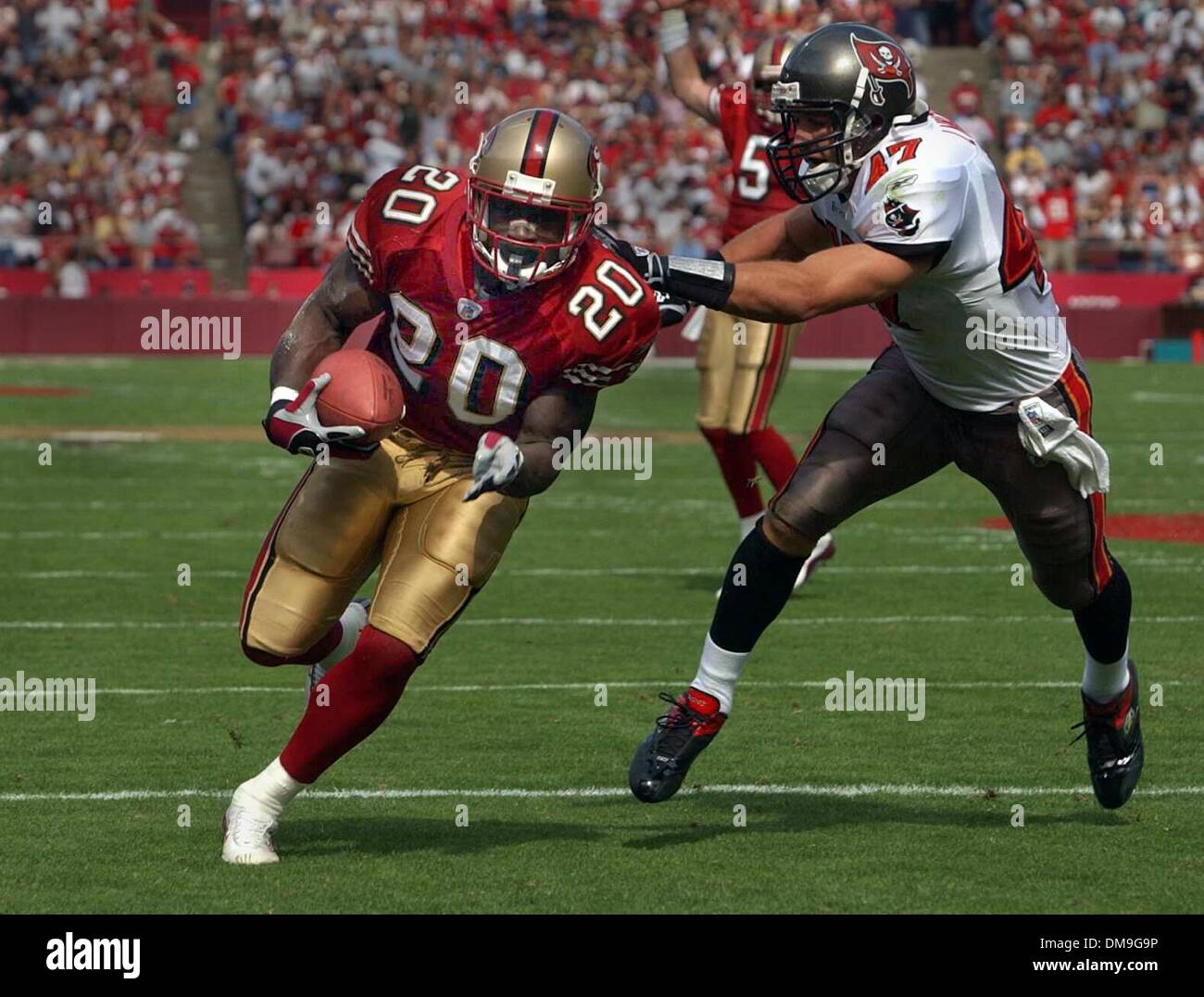 San Francisco 49ers running back Garrison Hearst (20) slips around ...