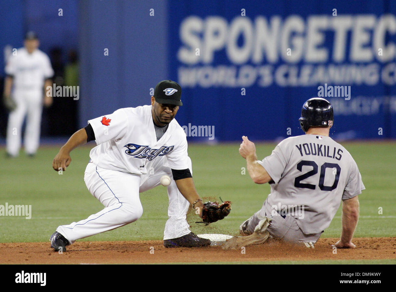 19 August 2009: Toronto Blue Jays 3rd baseman Edwin Encarnacion tries ...