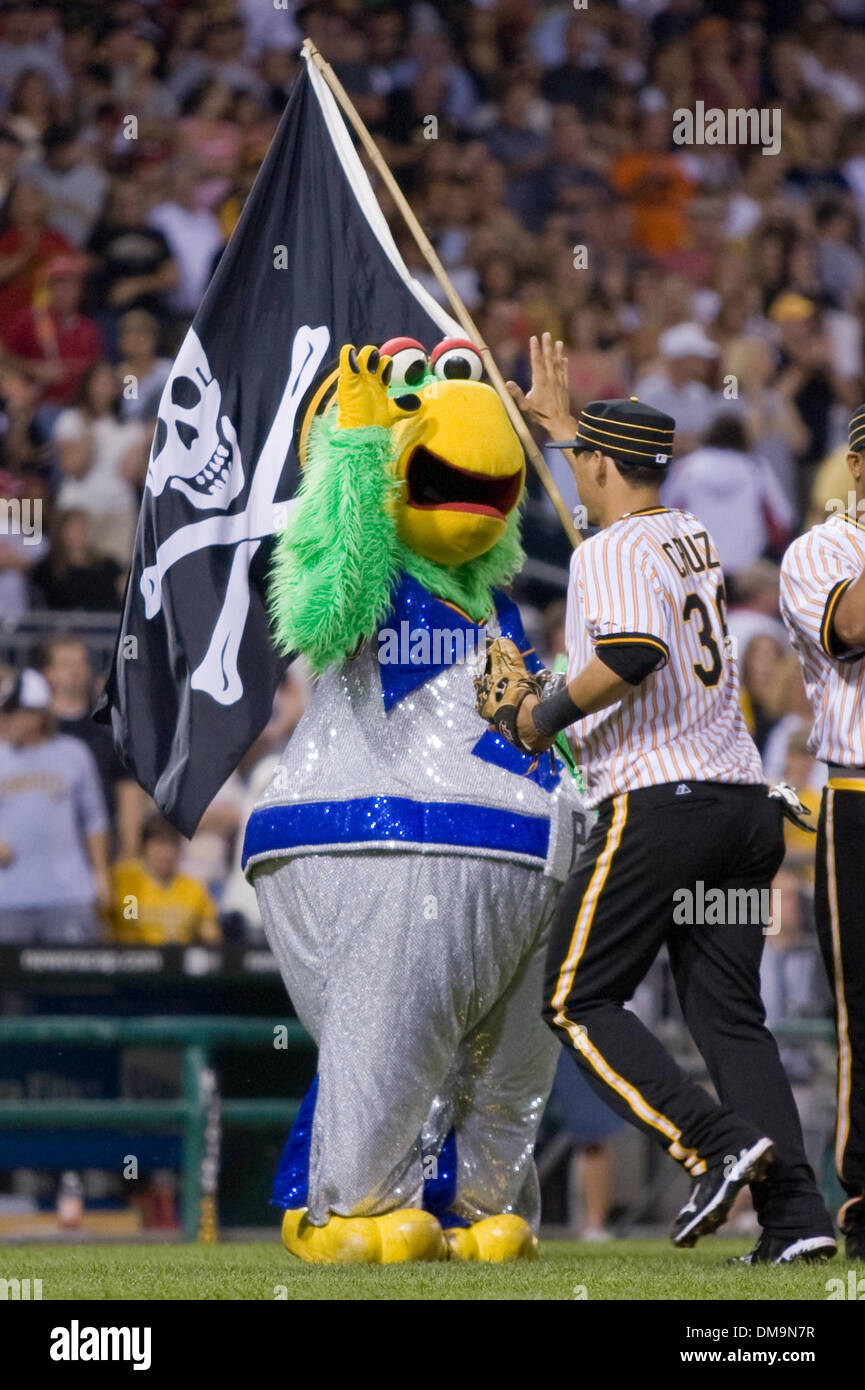 Pittsburgh pirates mascot hi-res stock photography and images - Alamy