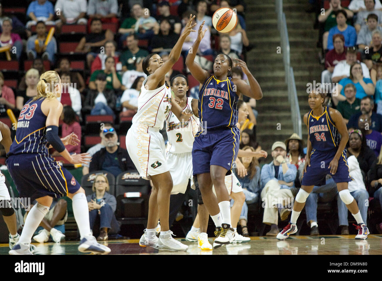 22 August 2009: Janell Burse (33) and Ebony Hoffman (32) go after a ...