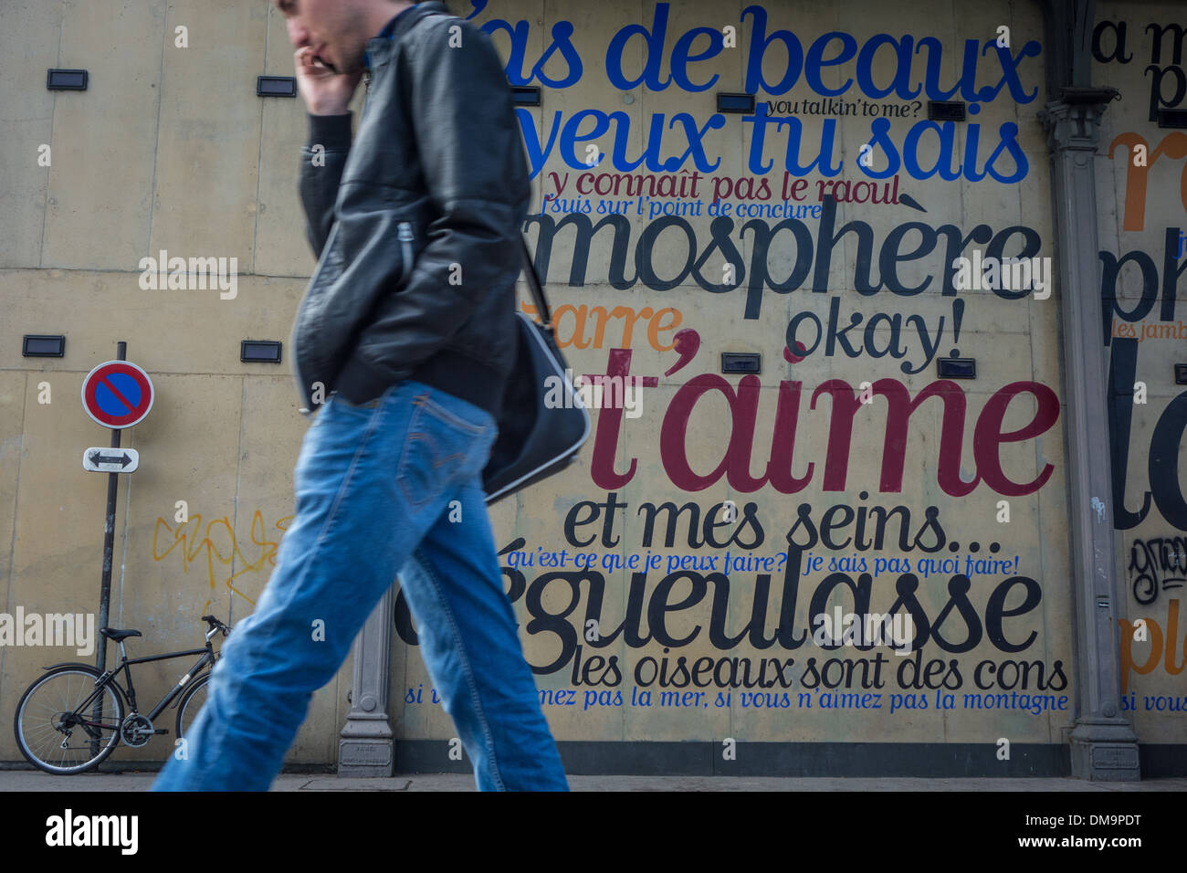 STREET AMBIANCE IN FRONT OF THE WALLS WITH MODERN AND ROMANTIC ...