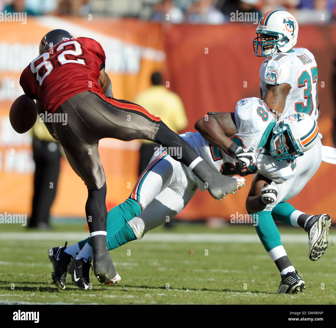 Miami Gardens ---finsrd15f---Miami Dolphins host the Tampa Bay ...