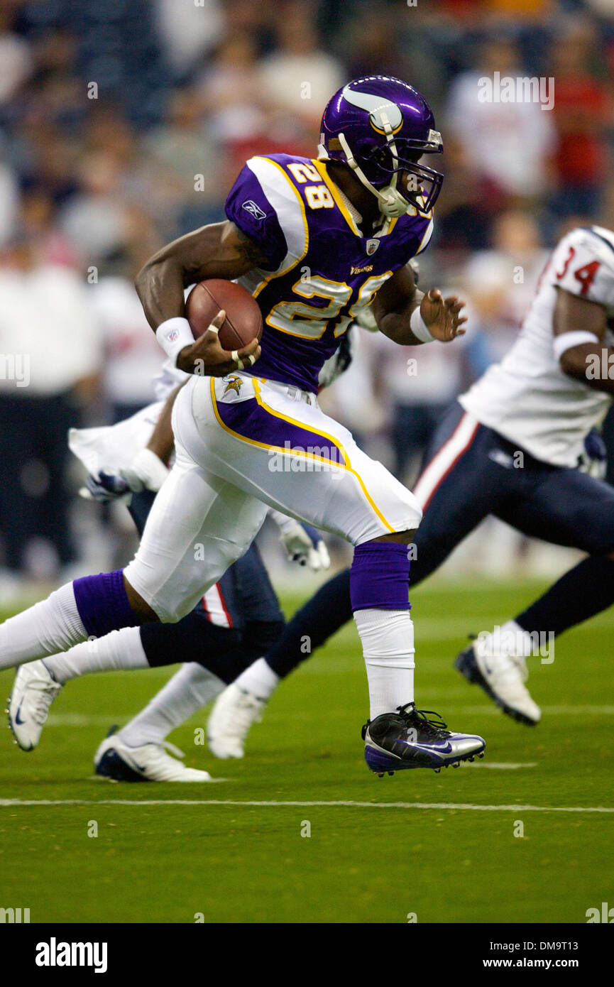 31 August 2009: Adrian Peterson (#28) of the Minnesota Vikings carries ...