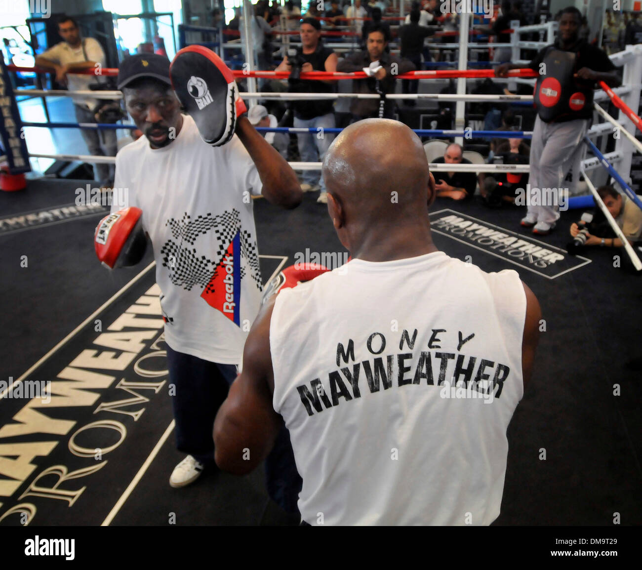 Uncle trainer roger mayweather floyd hi-res stock photography and ...