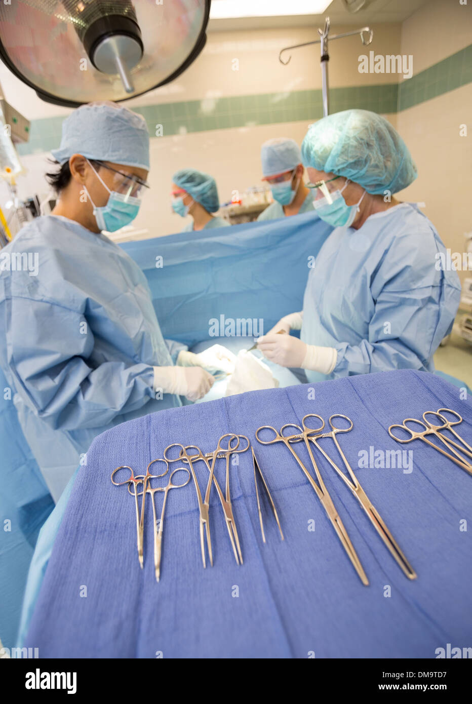 Hospital staff in operating theatre hi-res stock photography and images ...