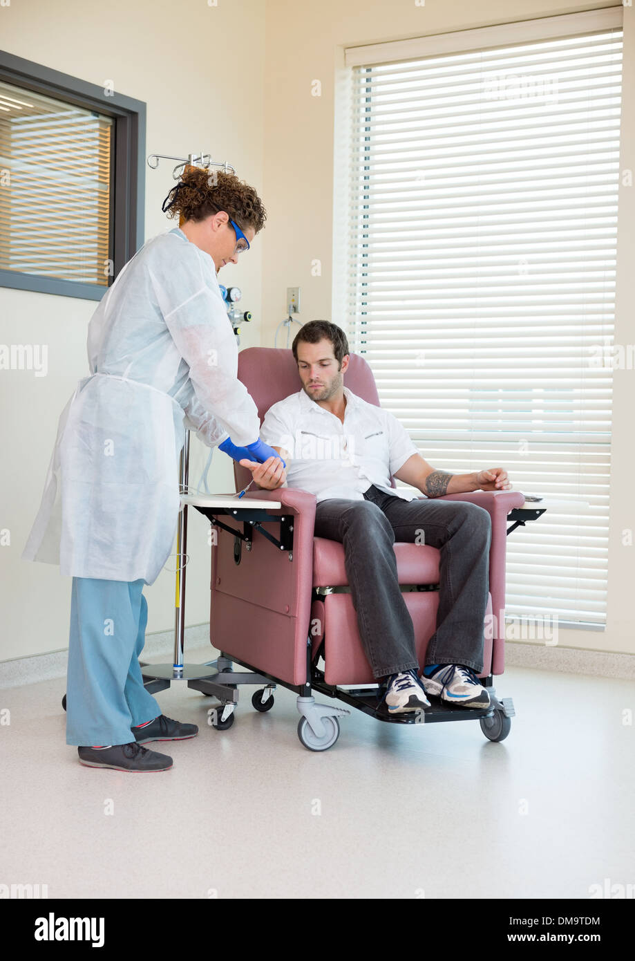 Nurse Starting Chemo Treatment Stock Photo - Alamy