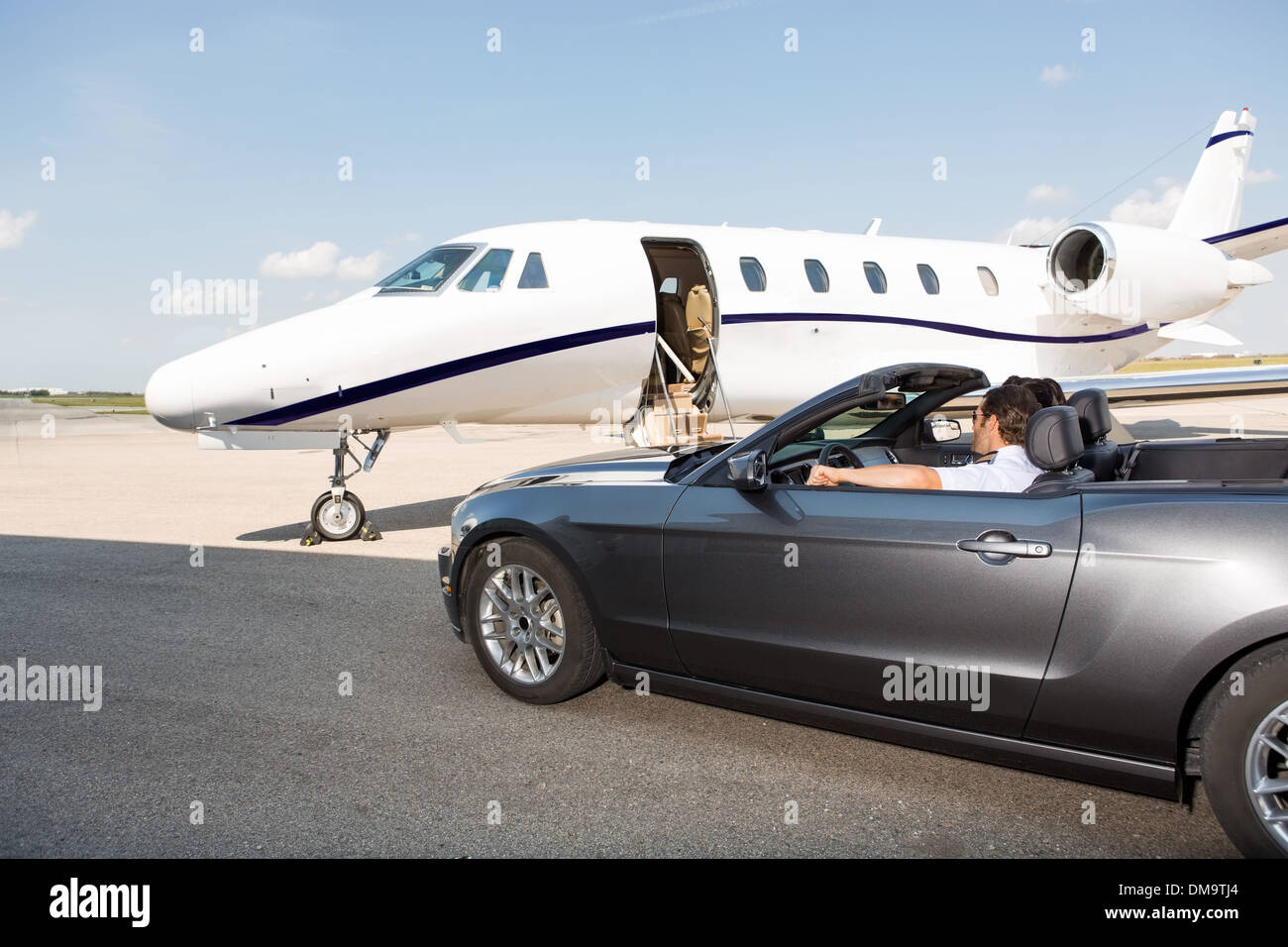 Female airline pilot in uniform hi-res stock photography and images - Alamy