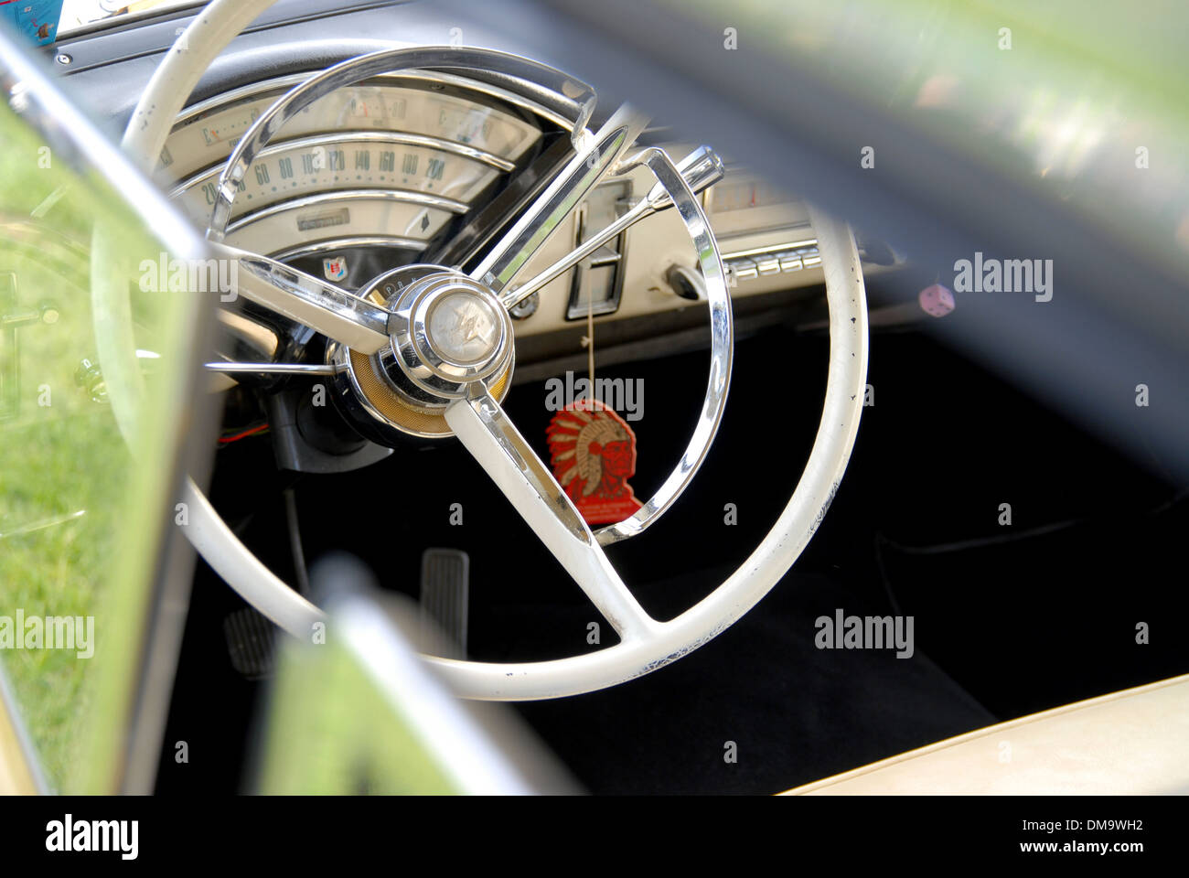 Old car steering wheel hi-res stock photography and images - Alamy