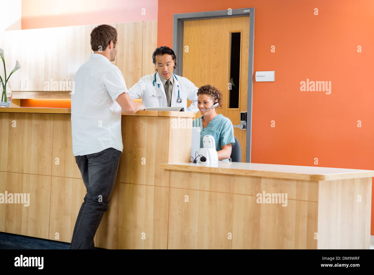 Medical office reception area hi-res stock photography and images - Alamy