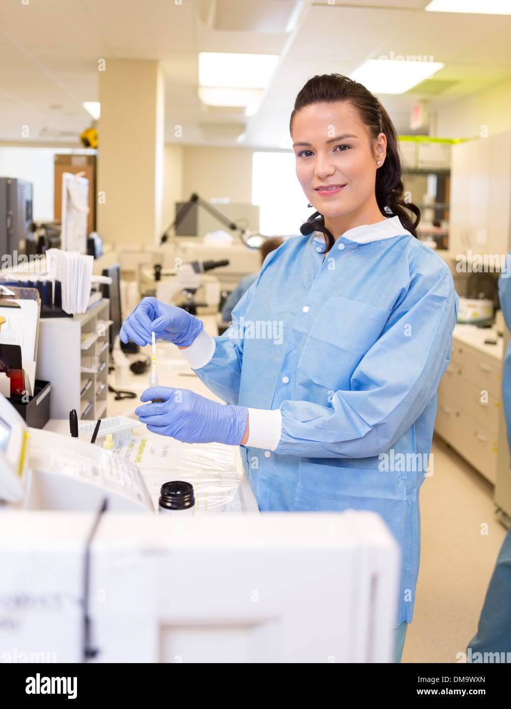 Medical lab tech performing urine analysis in lab Stock Photo - Alamy