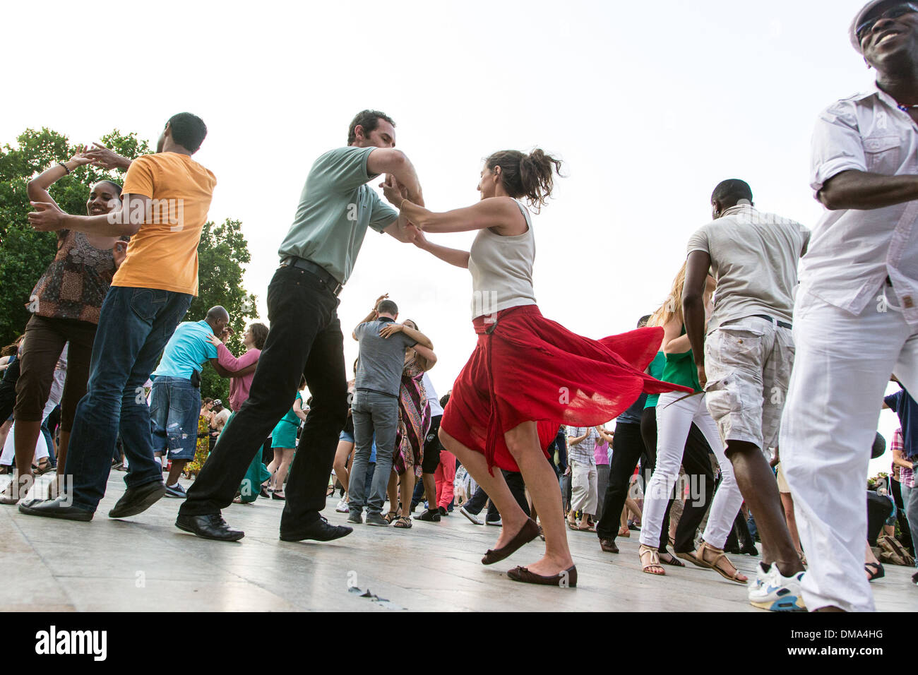 PARISIAN-STYLE DANCE ON THE QUAYS OF THE SEINE, TANGO AND ENTERTAINMENT ...