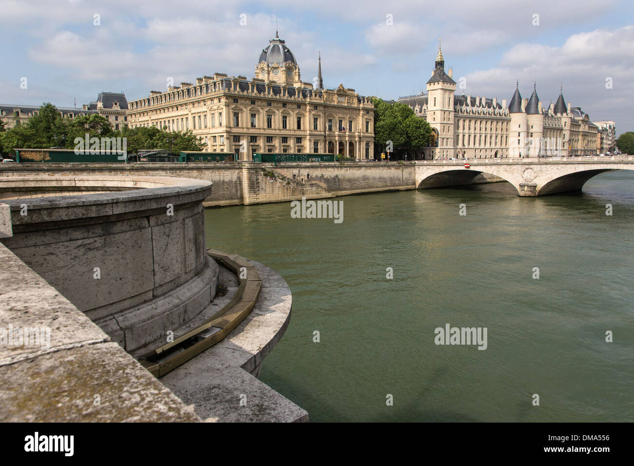 Law courts and the pont au change hi-res stock photography and images ...