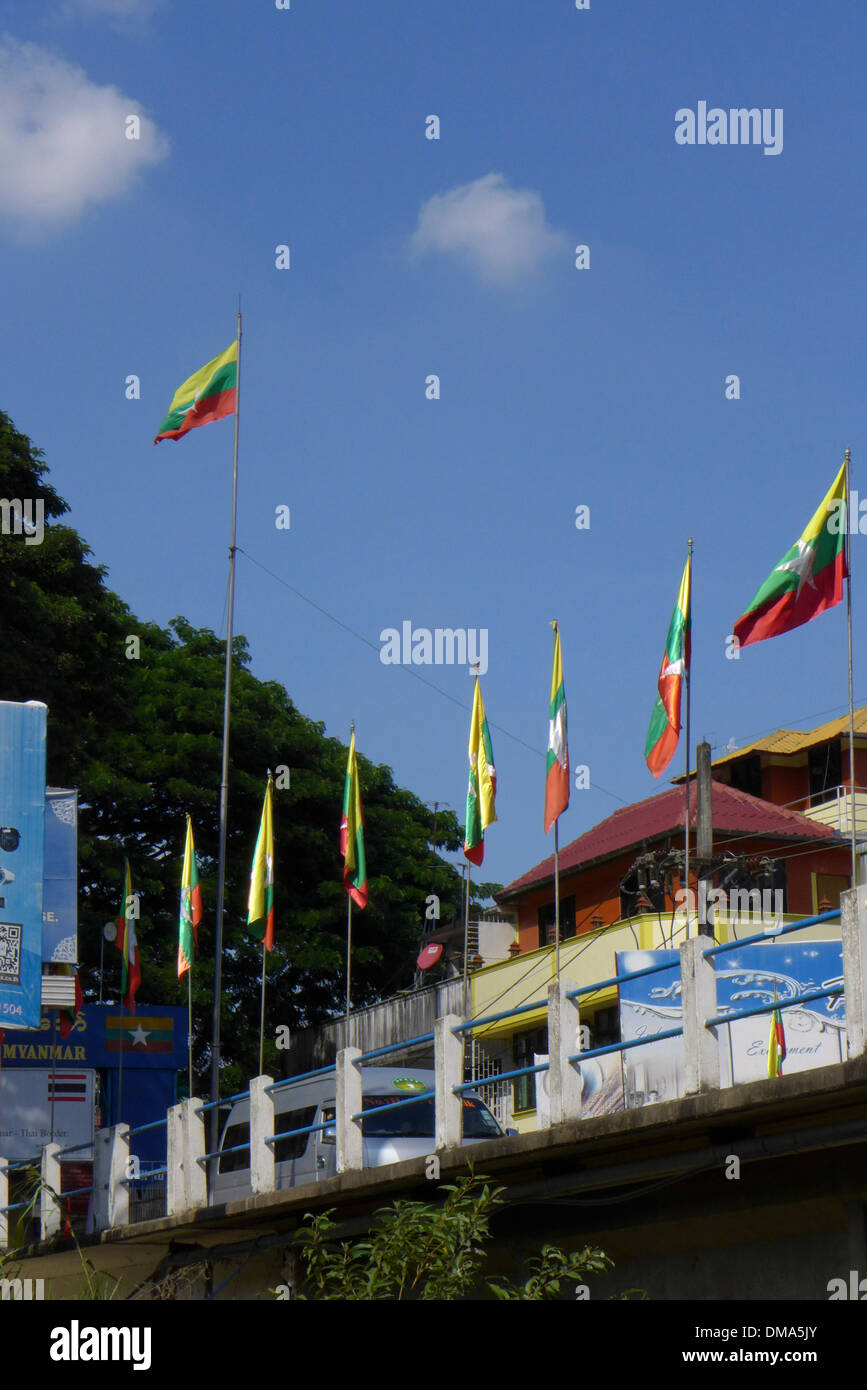Friendship bridge at Tachileik bordering Mae Sai,Thailand Stock Photo - Alamy