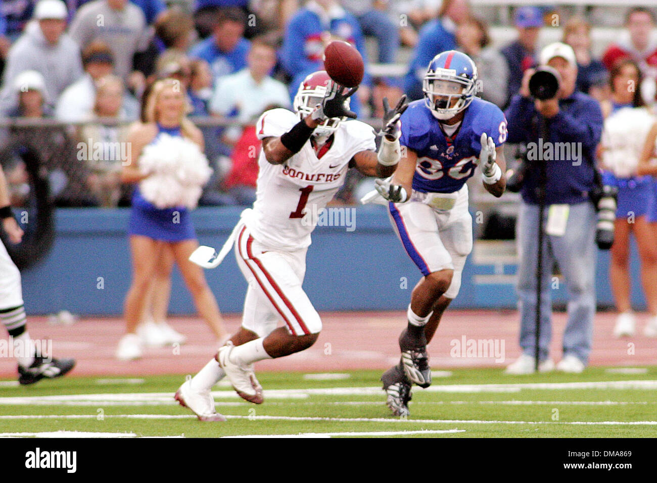 24 October 2009: Oklahoma cornerback Dominique Franks (1) almost ...