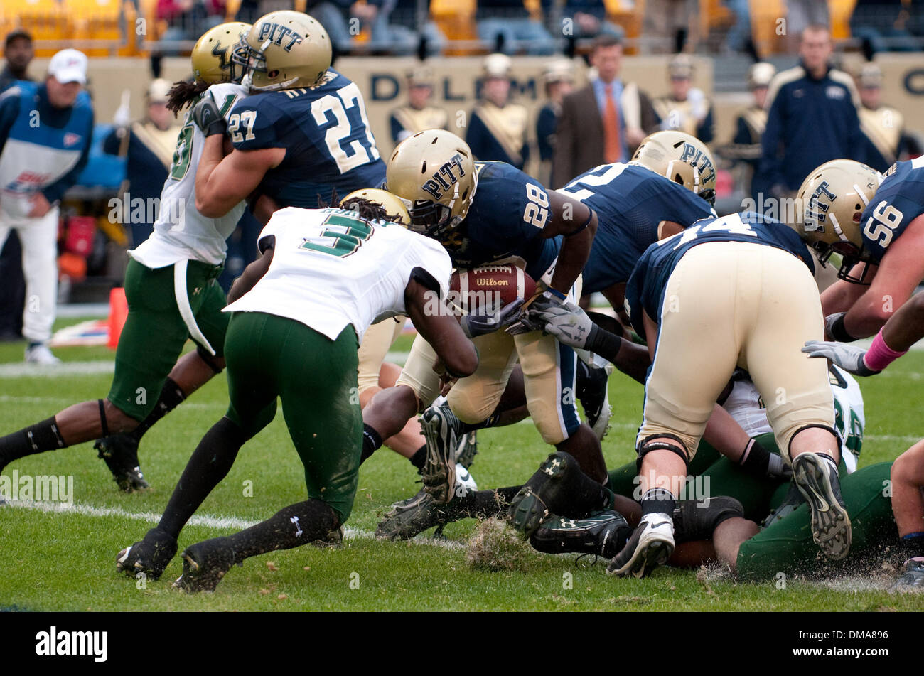 24 October 2009: Pittsburgh Panthers running back Deon Lewis (28 ...