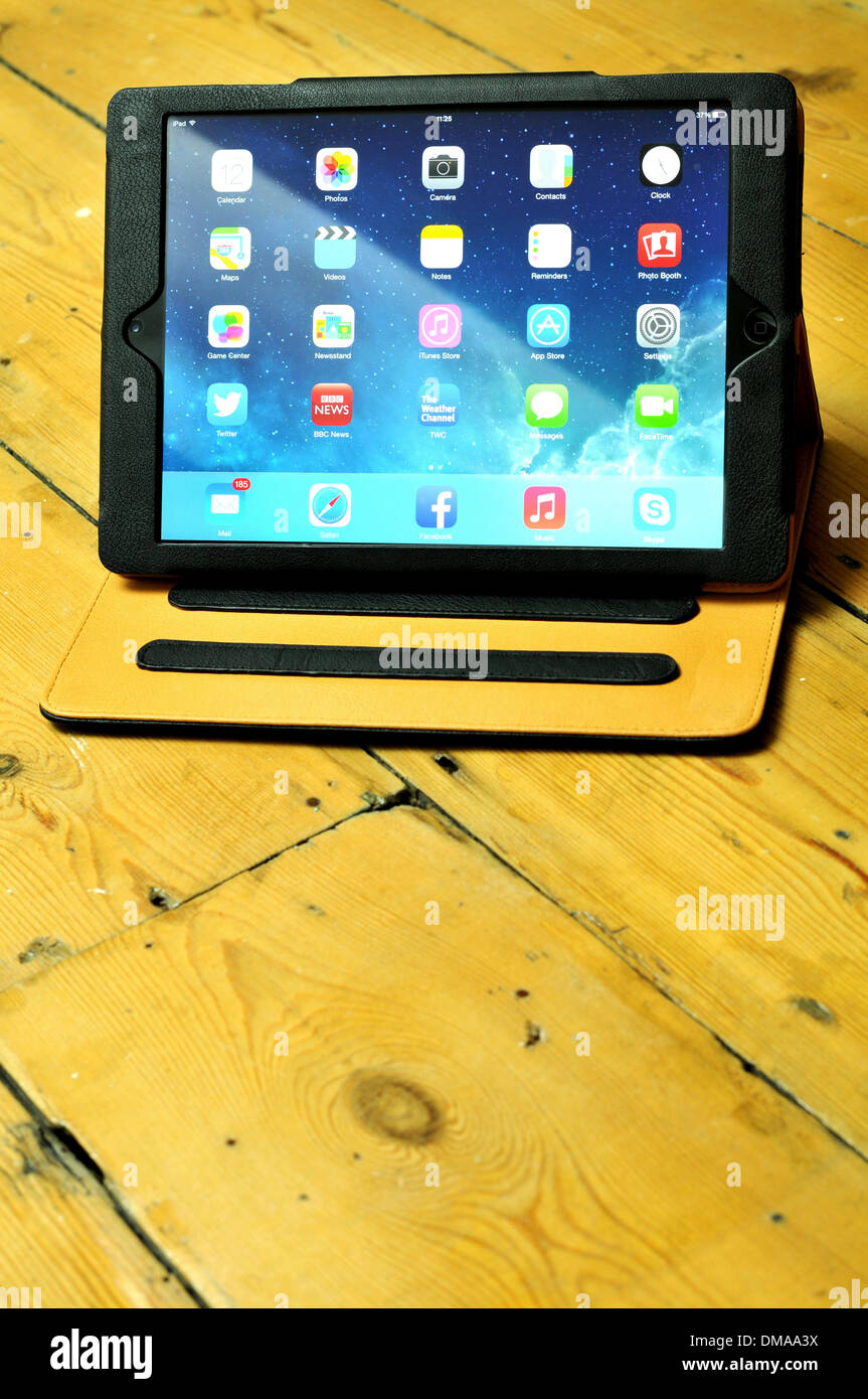 Hand electronic menu tablet hi-res stock photography and images - Alamy