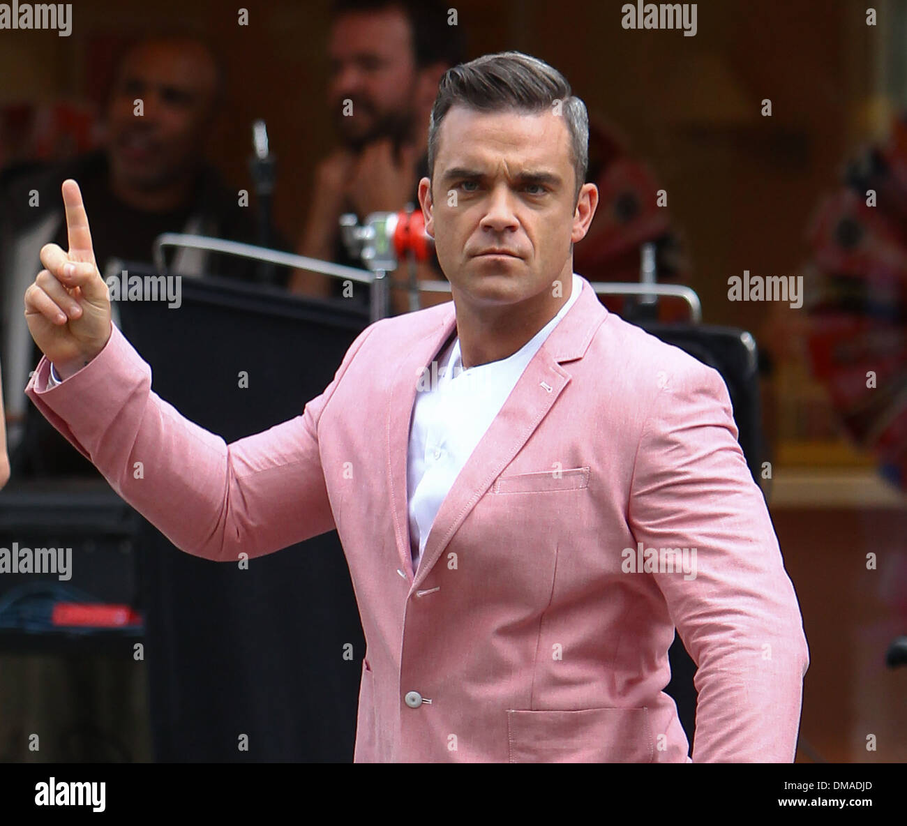 Robbie Williams films scenes for his new video in Spitalfields Market ...