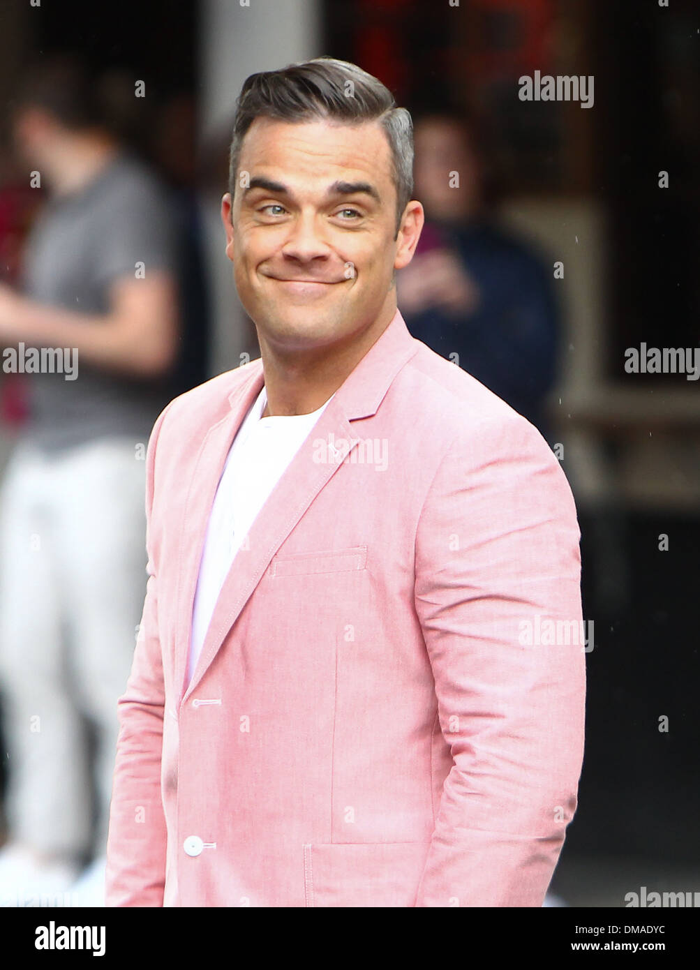Robbie Williams films scenes for his new video in Spitalfields Market ...