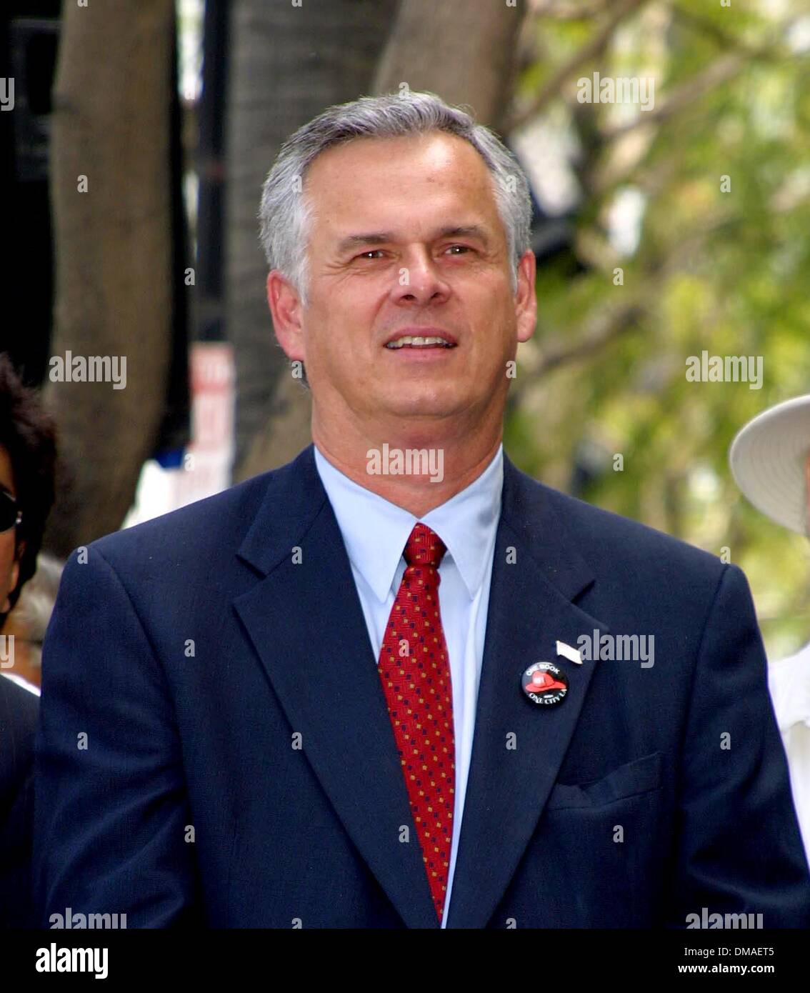 Apr. 1, 2002 - Hollywood, CALIFORNIA, USA - MAYOR JAMES HAHN..AUTHOR ...