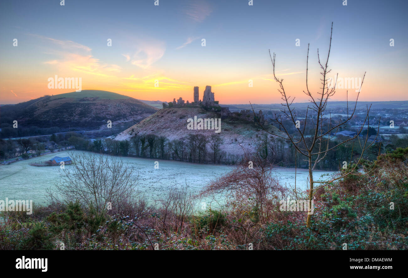 Winter pre-dawn colourful sunrise over Corfe Castle Stock Photo - Alamy