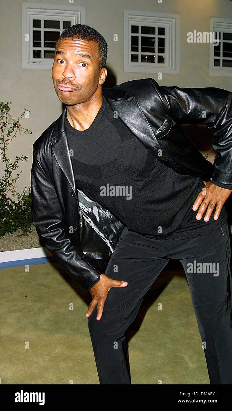 Apr. 13, 2002 - Los Angeles, CALIFORNIA, USA - ..JENNIFER LOPEZ THROWS ...