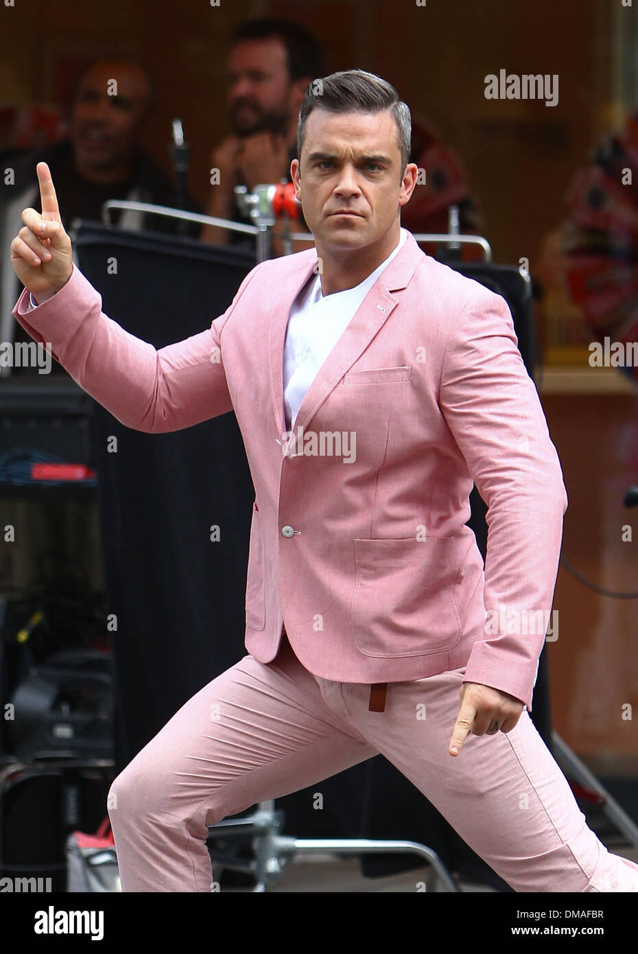 Robbie Williams films scenes for his new video in Spitalfields Market ...