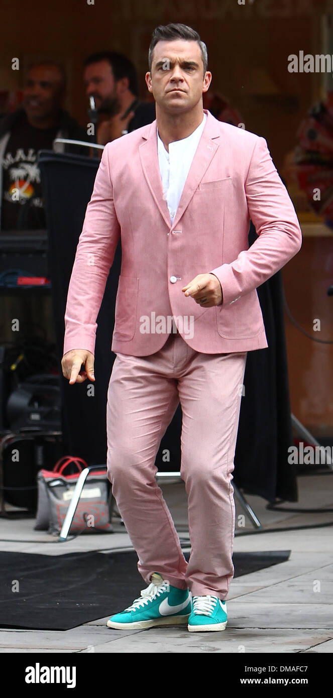 Robbie Williams films scenes for his new video in Spitalfields Market ...