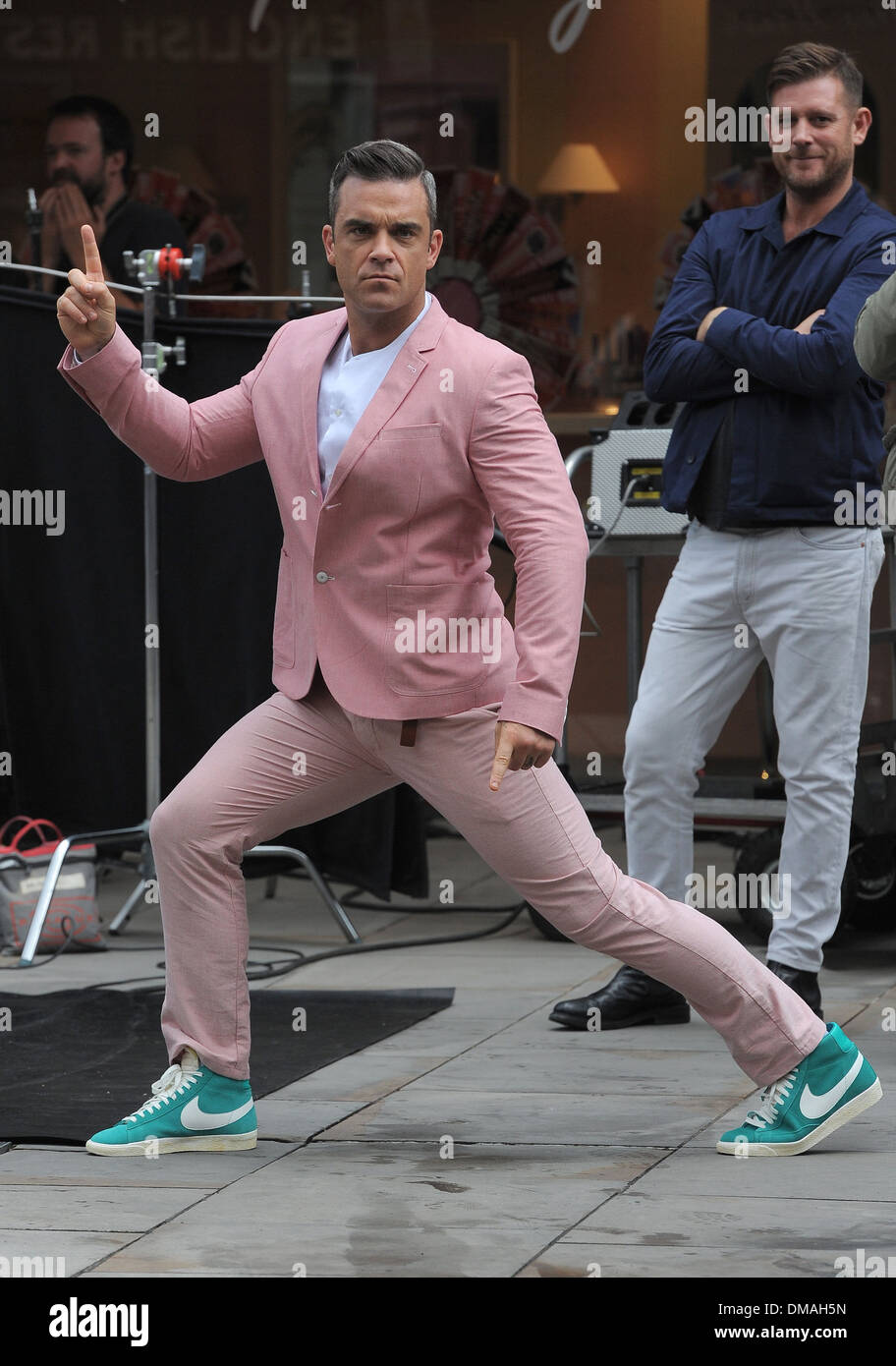 Robbie Williams films scenes for his new video in Spitalfields Market ...