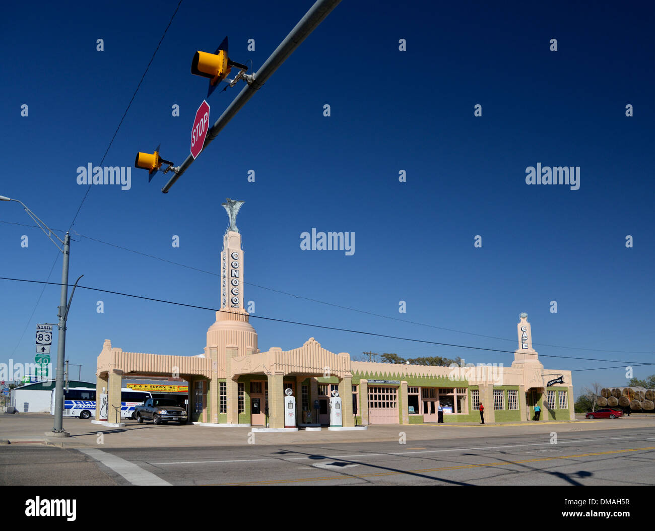 U Drop Inn, Shamrock Texas. Route 66 Art Deco Icon Conoco Tower and U ...