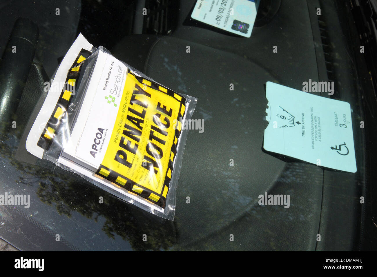 A parking ticket on a car Stock Photo - Alamy