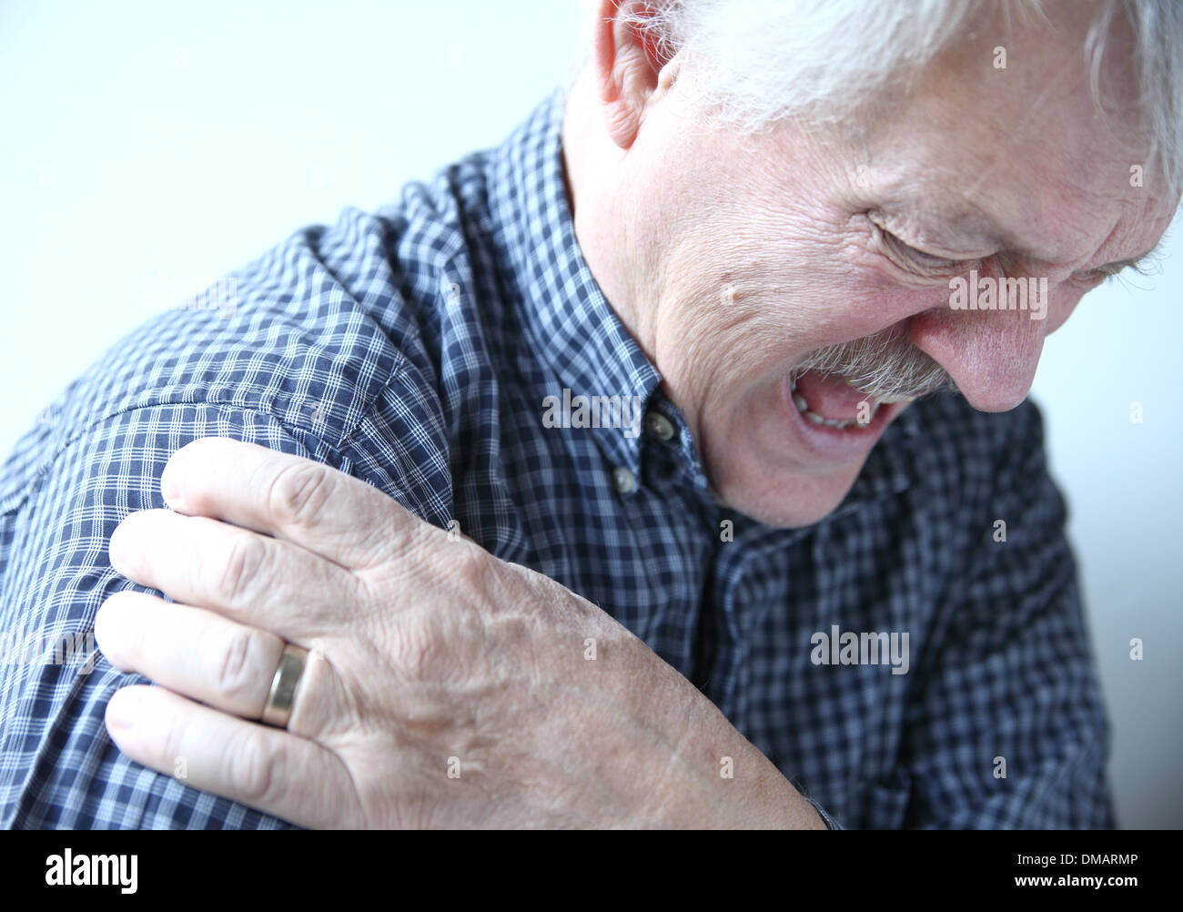 shoulder joint pain in older man Stock Photo - Alamy
