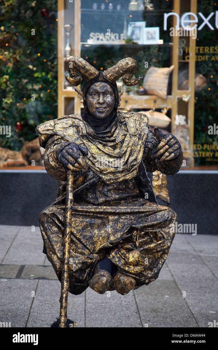 Levitating woman trick hi-res stock photography and images - Alamy