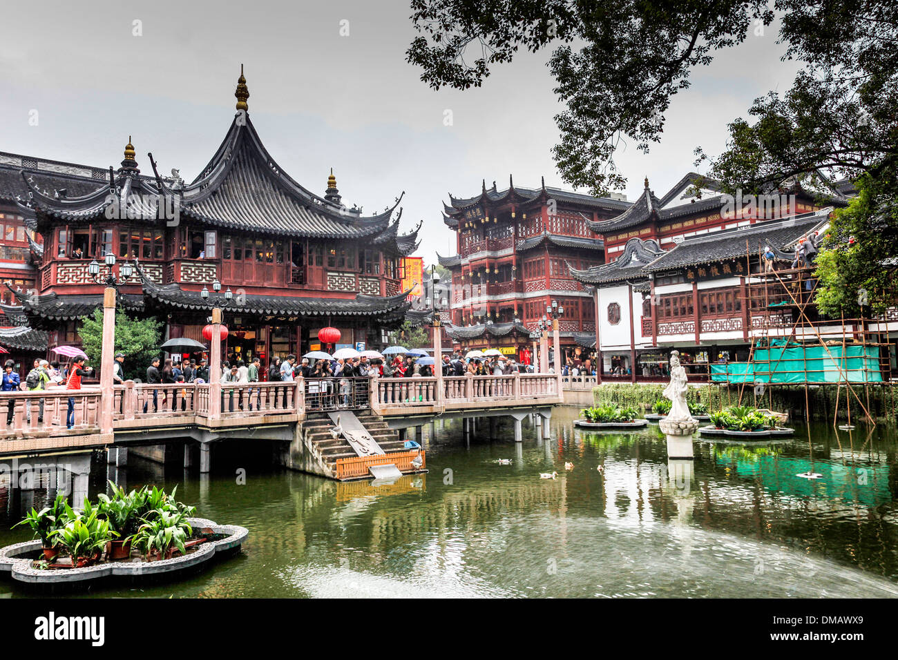 Yu Yuan Garden and Market in Shanghai;China; tradition Chine`s ...
