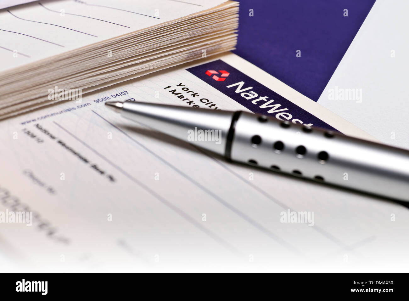 Bank cheque hi-res stock photography and images - Alamy