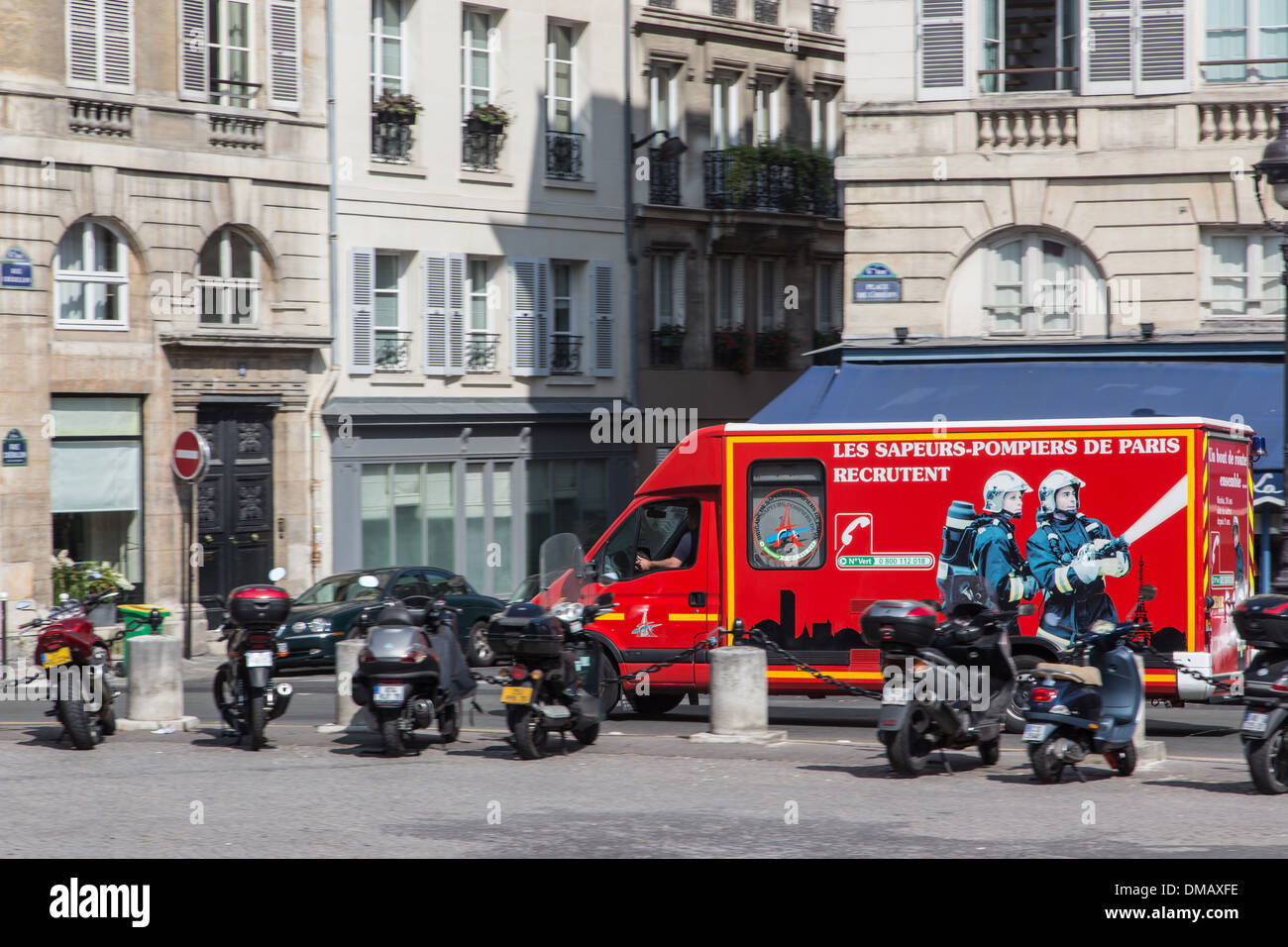 FIRE TRUCK FROM THE PARIS FIRE DEPARTMENT WHO ARE RECRUITING, PARIS (75 ...