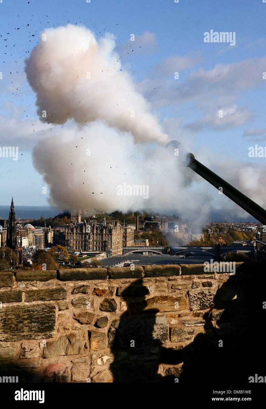 Scottish Gunners of the Royal Artillery fire a 21-Gun Royal Salute at ...