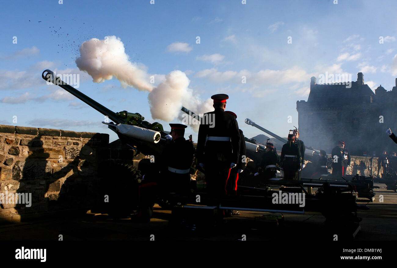 Scottish Gunners of the Royal Artillery fire a 21-Gun Royal Salute at ...