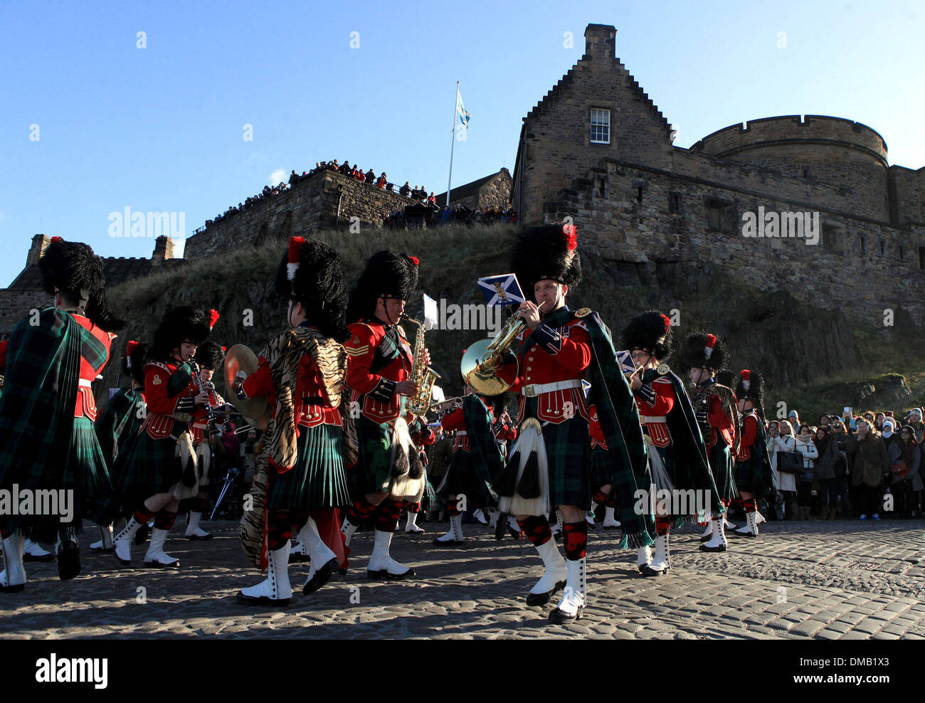 21 gun salute edinburgh castle hi-res stock photography and images - Alamy