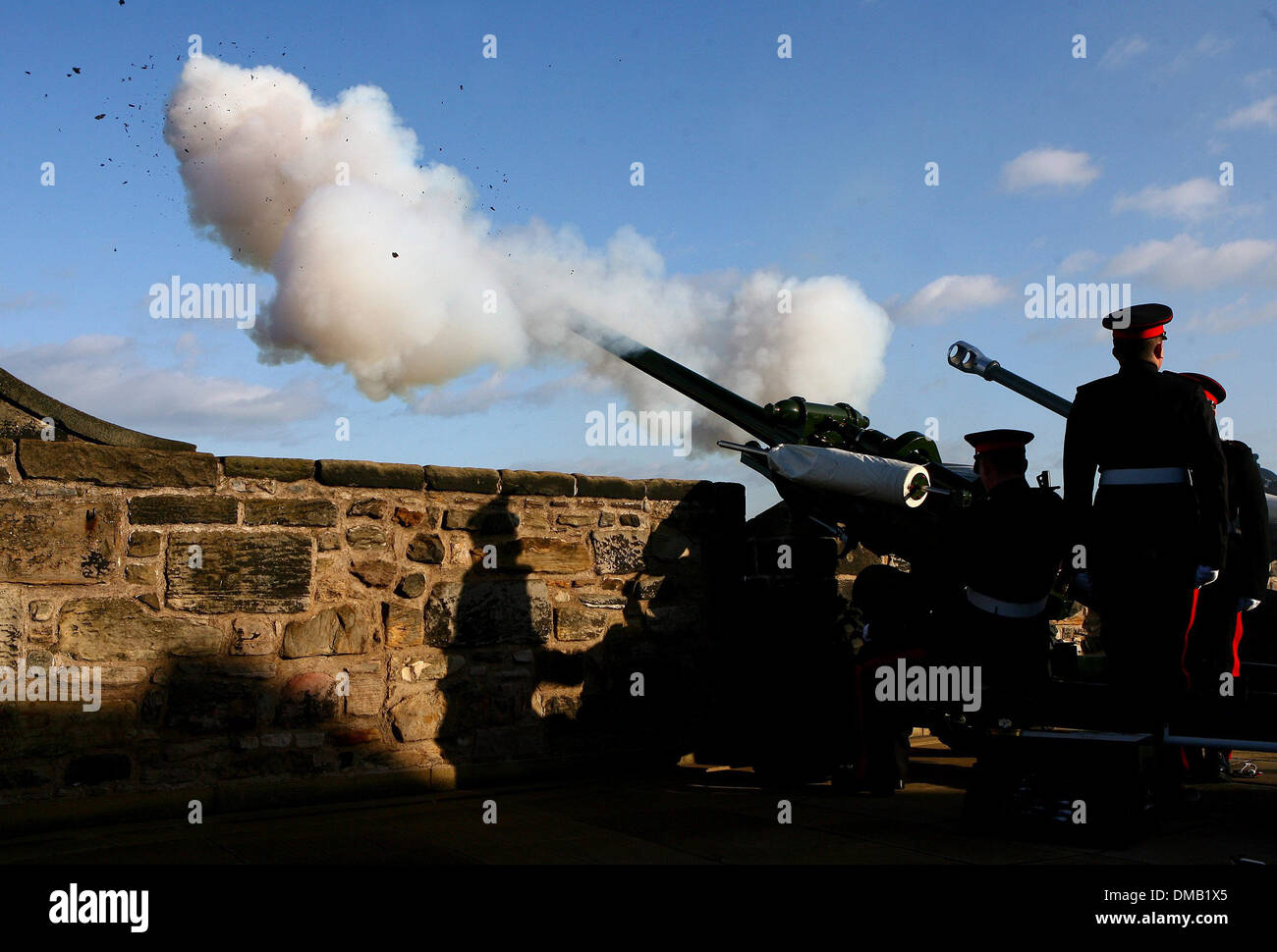 Scottish Gunners of the Royal Artillery fire a 21-Gun Royal Salute at ...