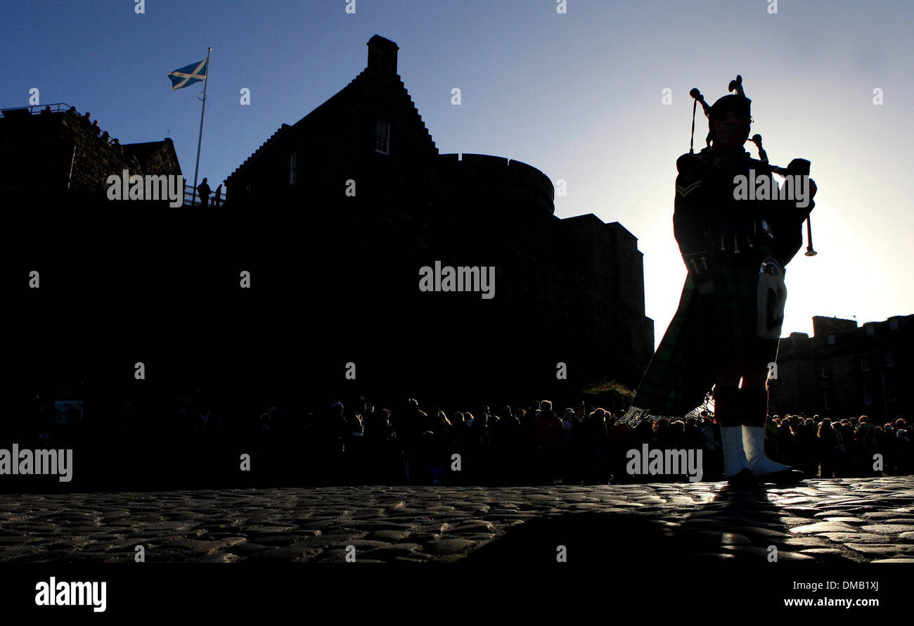 21 gun salute edinburgh castle hi-res stock photography and images - Alamy