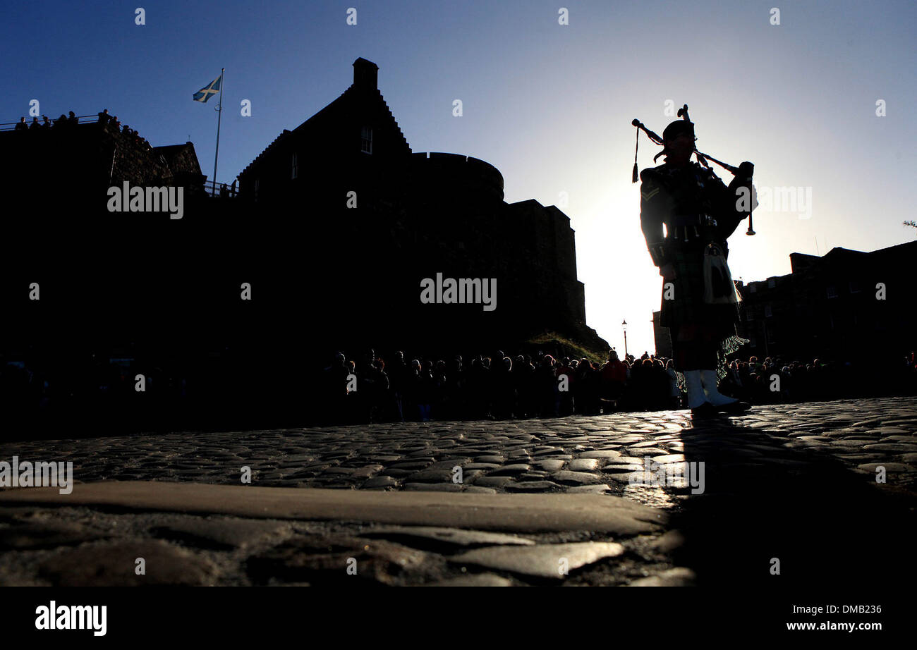21 gun salute edinburgh castle hi-res stock photography and images - Alamy