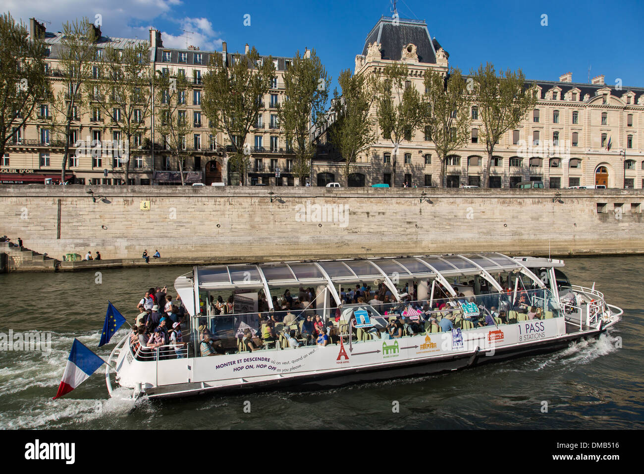 BATOBUS (BOAT BUS), NOTRE-DAME DE PARIS, MONTEBELLO QUAY, BANKS OF THE ...