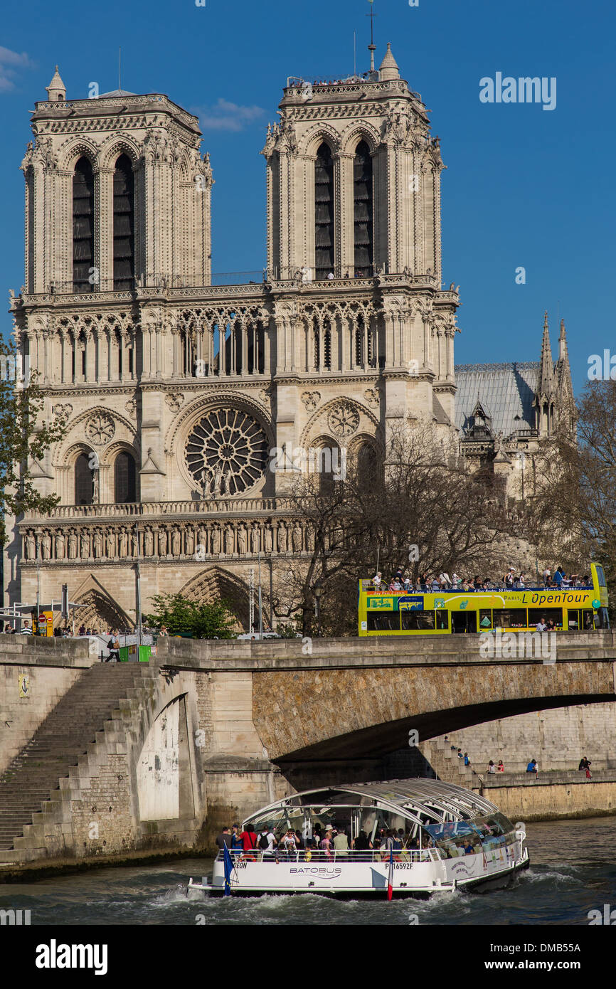 BATOBUS (BOAT BUS), NOTRE-DAME DE PARIS, MONTEBELLO QUAY, BANKS OF THE ...