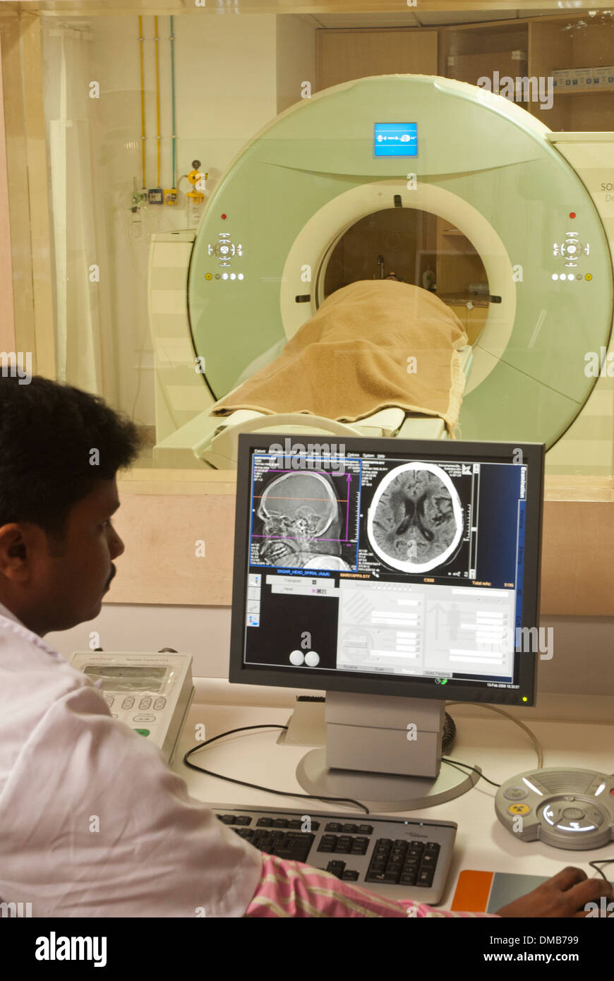 Mri brain multiple sclerosis hi-res stock photography and images - Alamy