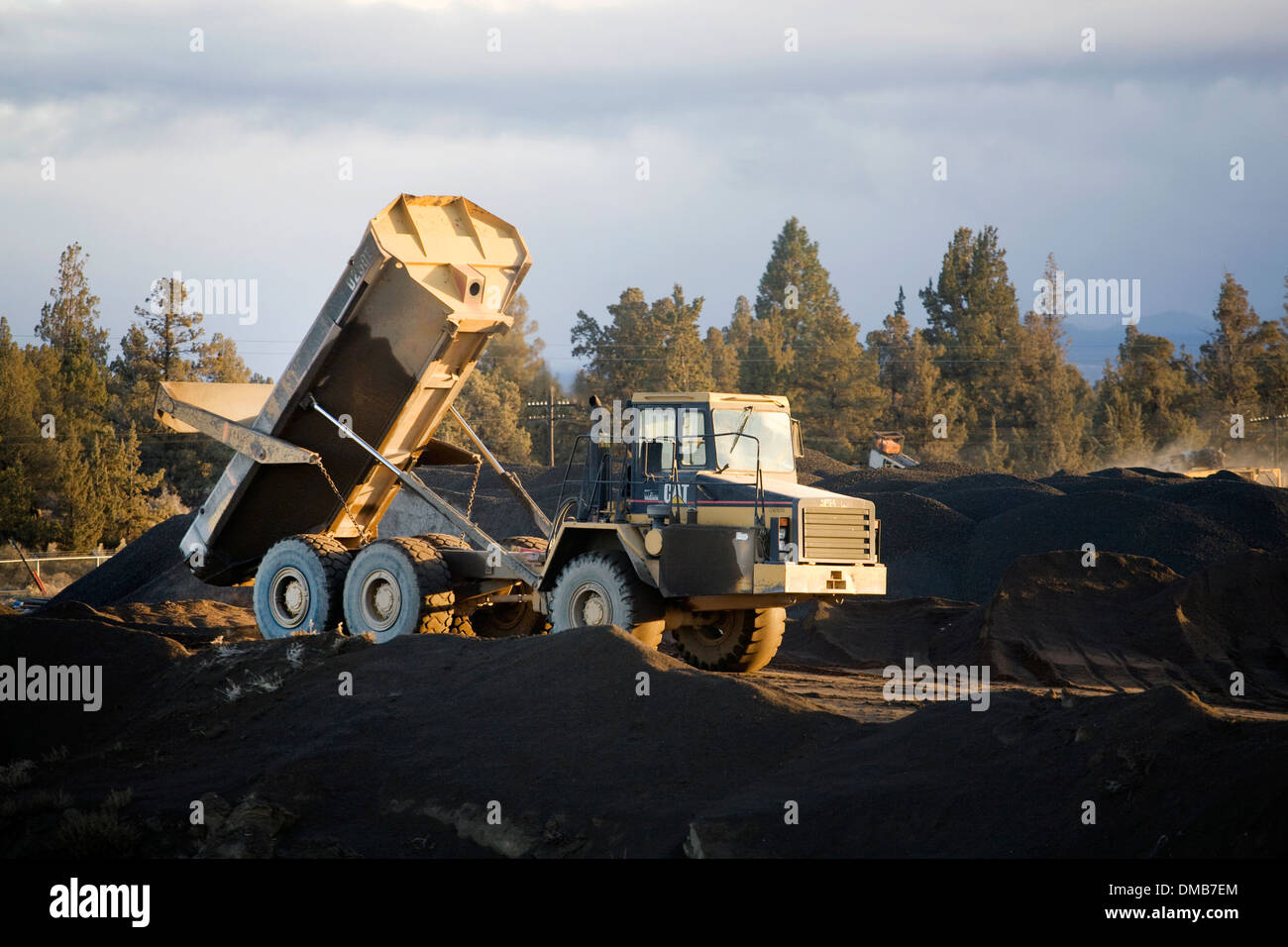 Earth moving truck hi-res stock photography and images - Alamy