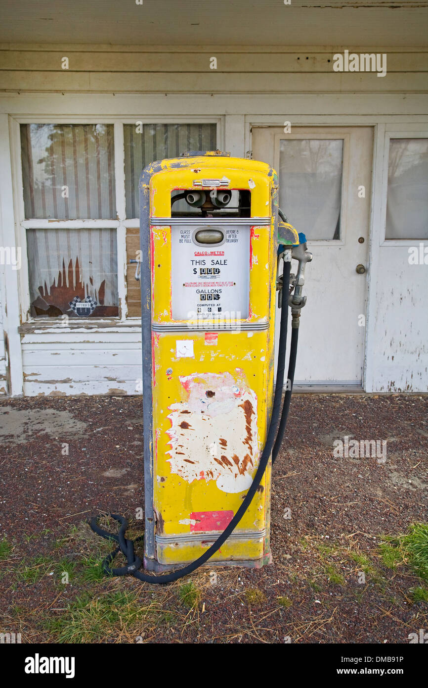 Abandoned gas pump station hi-res stock photography and images - Alamy