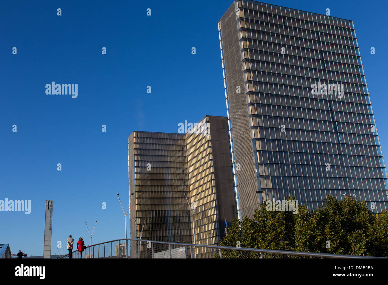 SIMONE DE BEAUVOIR FOOTBRIDGE AND THE FRANCOIS MITTERRAND LIBRARY ...